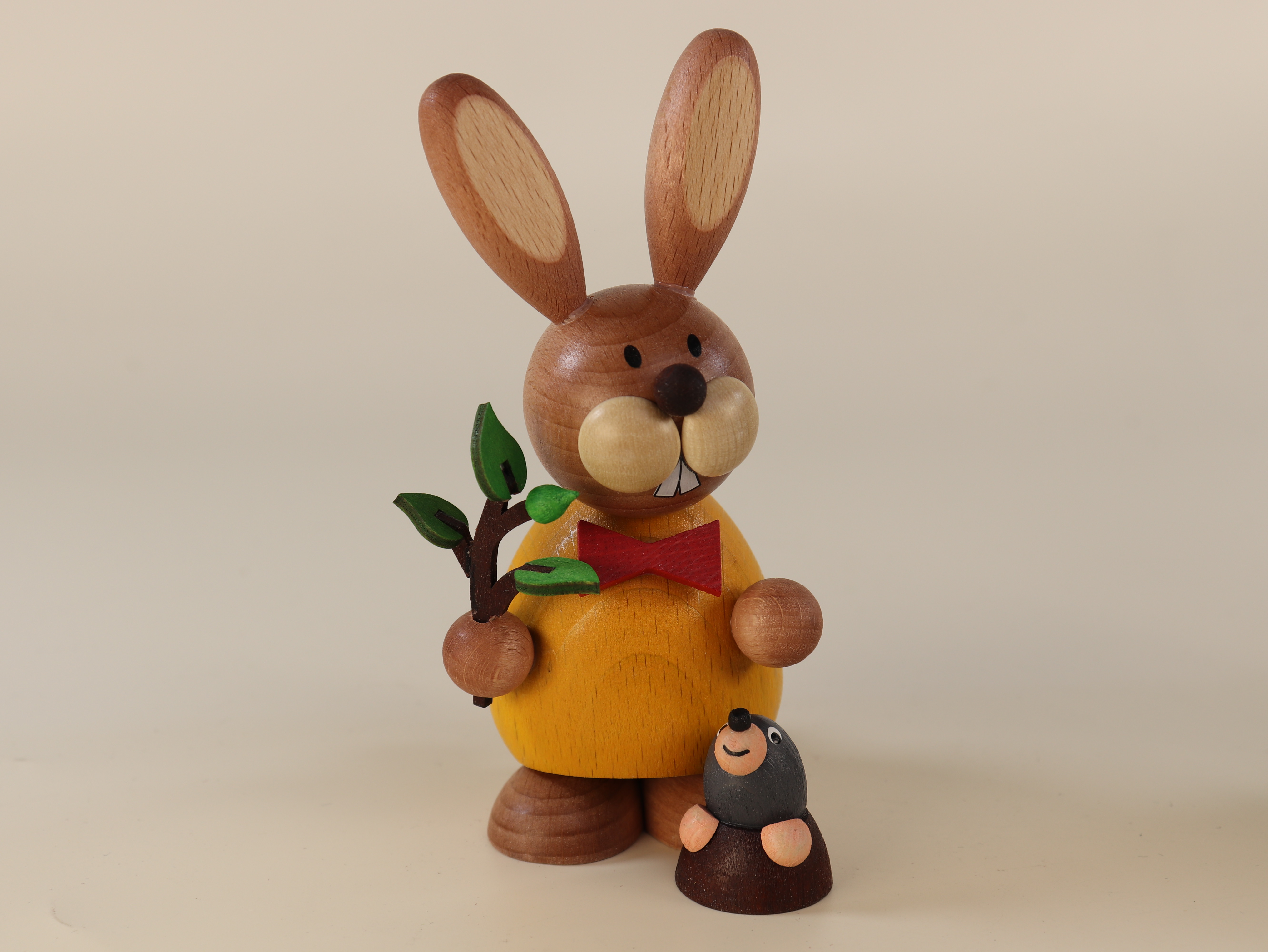 Osterhase stehend mit Maulwuf und Zweig 12,0 cm groß